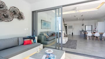 Vila superluxo | Área de estar | Smart TV 55 polegadas com canais digitais, TV, Netflix