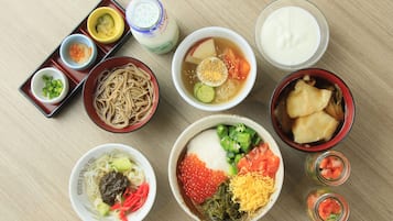 Diversos pratos japoneses, incluindo macarrão, sopa e sashimi.