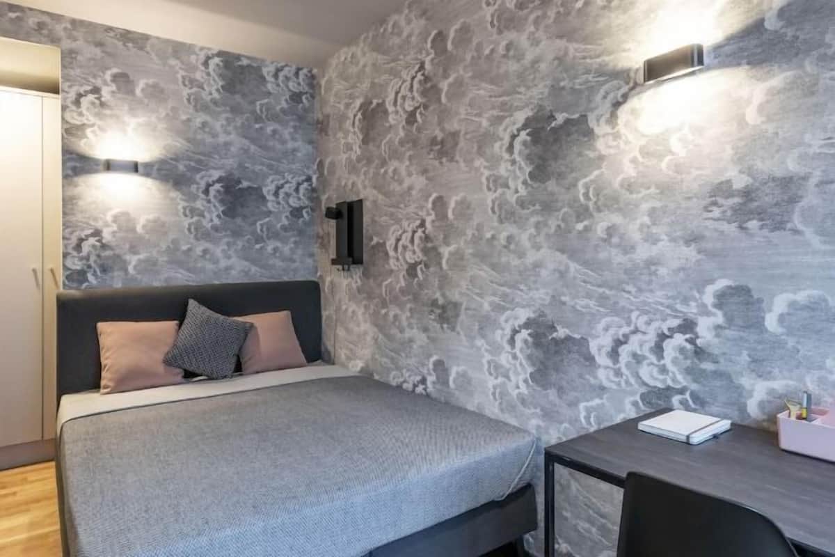 1 quarto, cofre no quarto, secretária, quartos insonorizados