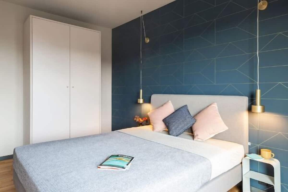 1 quarto, cofre no quarto, secretária, quartos insonorizados