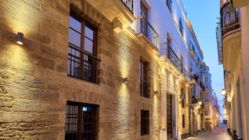 Fachada da propriedade à noite
