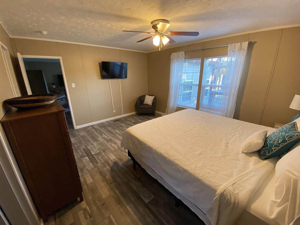 Serenity Cove 3 Bedroom Home On Secluded Cove - Norris Lake, TN