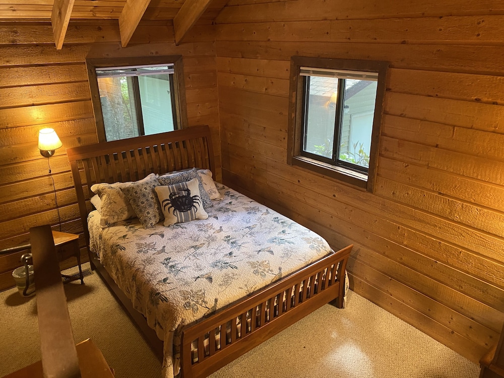 Up-north Wood Cabin, Steps From River, 1 Mile To Crystal Mtn Resort, Free Wifi. - Michigan