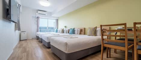 Quarto quádruplo luxo, várias camas, para não fumantes, vista para a cidade | Roupas de cama premium, cortinas blackout, ferros/tábuas de passar roupa