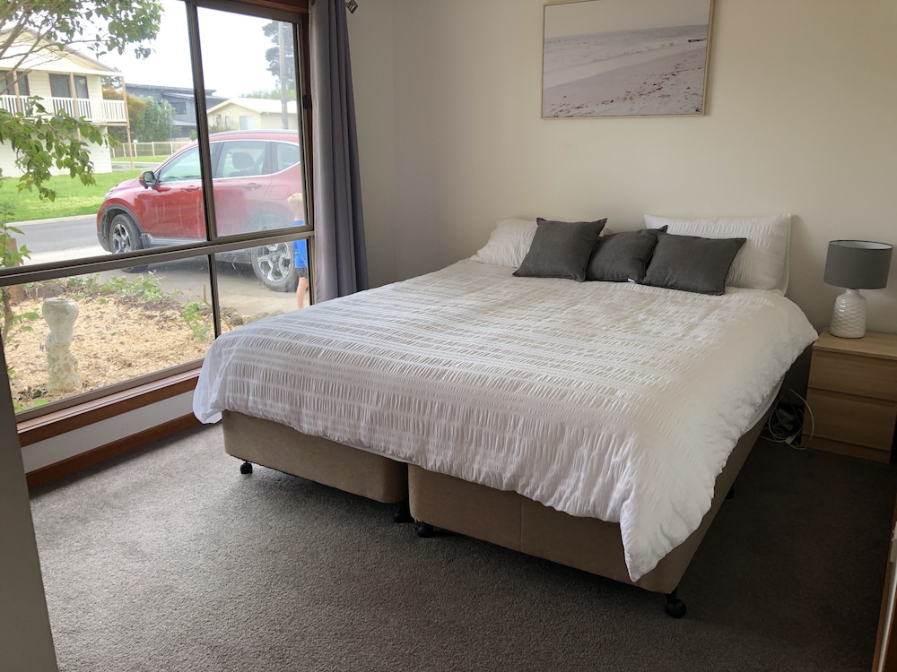 Comfortable Family Home In The Heart Of Cowes - Smiths Beach