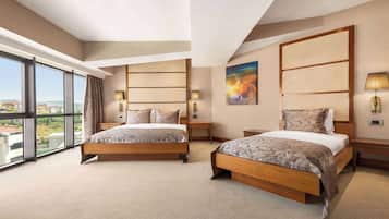 Frigobar, cofres nos quartos, escrivaninha