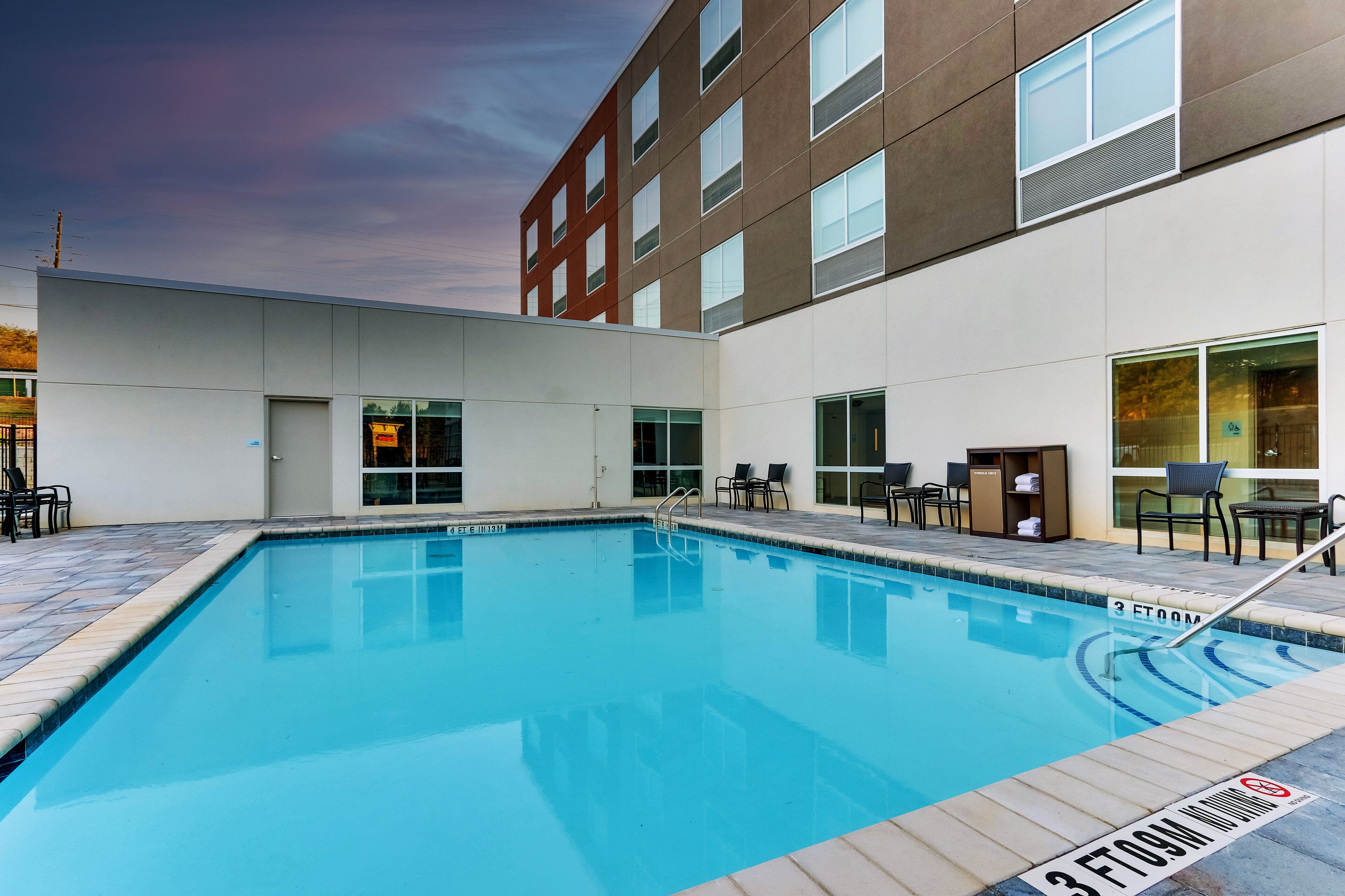 Piscina externa, funciona das 10h às 22h, espreguiçadeiras
