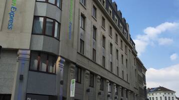 Um edifício de vários andares com a placa Holiday Inn Express na fachada.