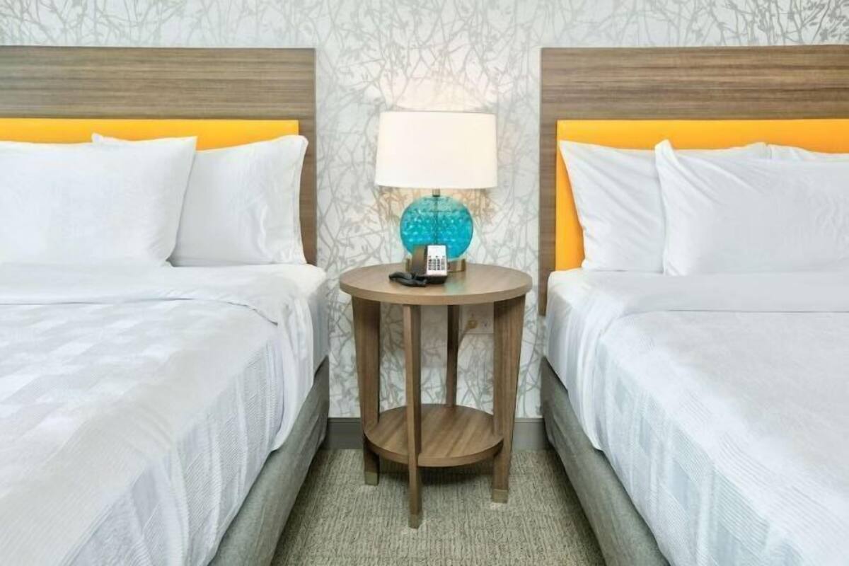 Secretária, roupa de cama fornecida