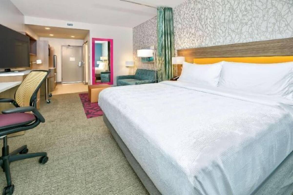 Secretária, roupa de cama fornecida