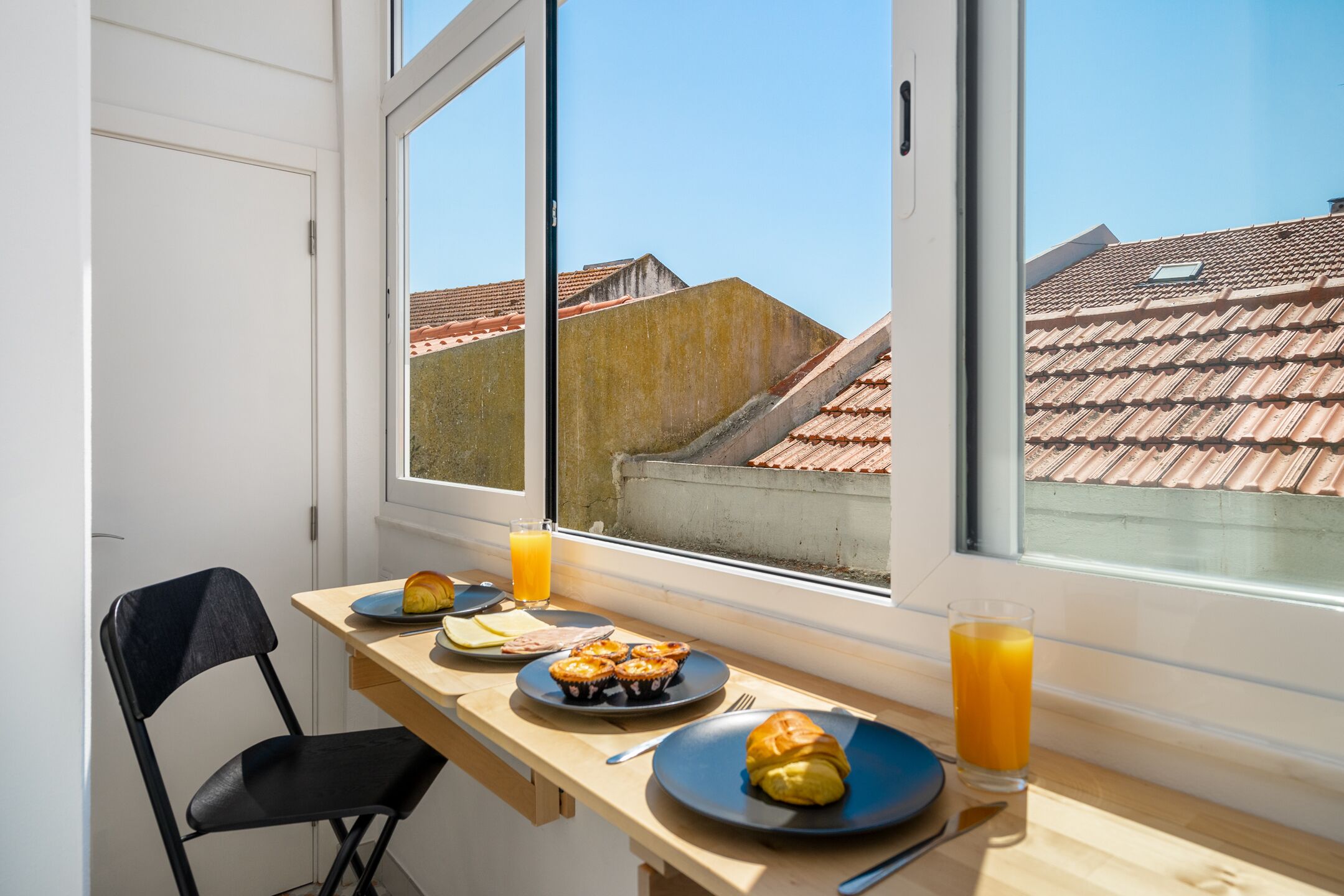 Apartamento, 2 quartos | Cozinha privada | Um frigorífico, um micro-ondas, uma placa de cozinha 