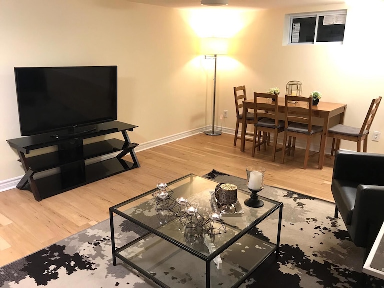 Tastefully Decorated Spacious Apartment Burlington - Burlington