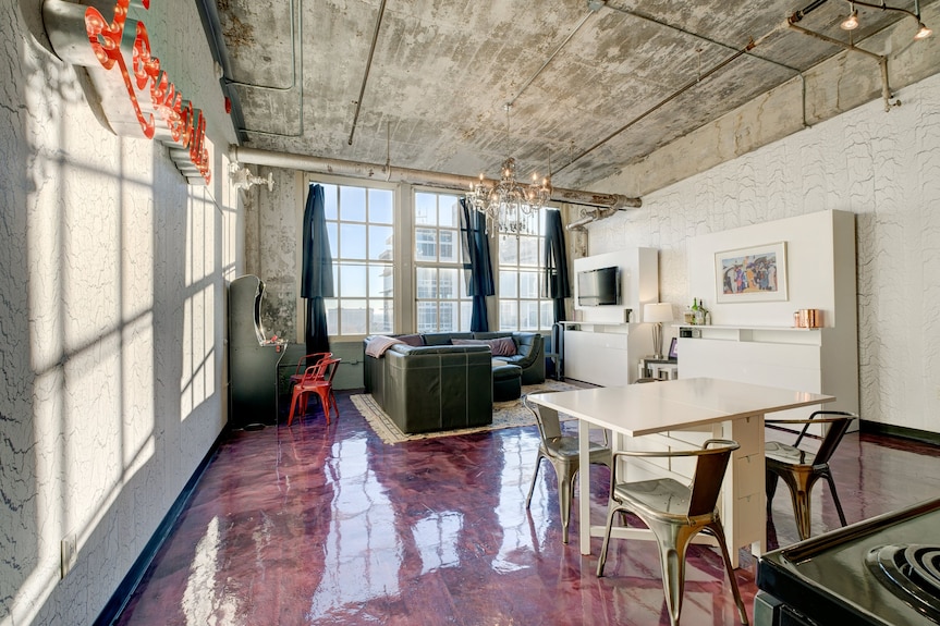 Victorian Louisville 1000 Sqft Glassworks Loft - KFC Yum! Center