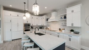 Casa, 4 quartos | Cozinha privada | Geladeira, micro-ondas, cooktop, lava-louças