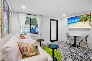 Quarto standard, 1 quarto | Área de estar | Smart TV 55 polegadas com canais a cabo, TV