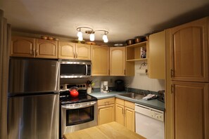 Apartamento em Condomínio Fechado (Knotts Road 2A, Waterville Estates) | Cozinha privada | Um frigorífico, utensílios de cozinha 