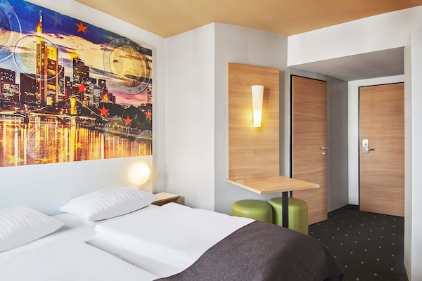 Roupas de cama antialérgicas, escrivaninha, quartos à prova de som