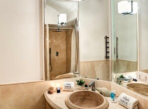 Apartamento, 3 quartos | Banheiro | Banheira e chuveiro separados, chuveiro com efeito de chuva