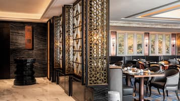 3 restaurantes, pequenos-almoços servidos, cozinha internacional