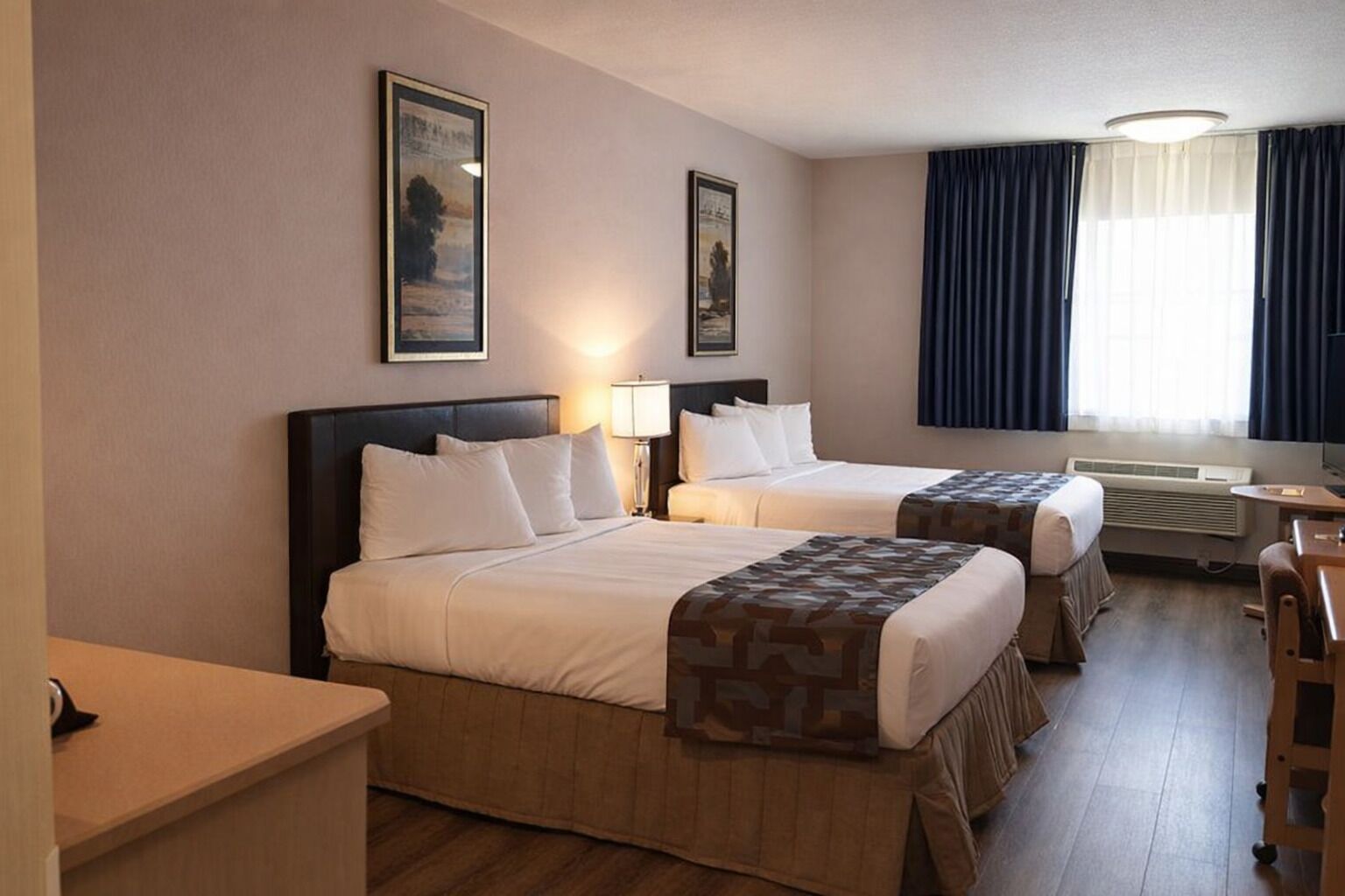 Amazing Find! Lovely Unit! Parking And Pool - Elko, NV