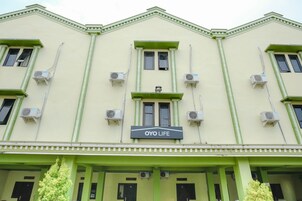 Um edifício com uma placa que diz "OYO LIFE".