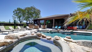 Piscina exterior, uma piscina aquecida 