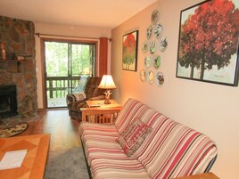 Condo, 2 quartos | Área de estar