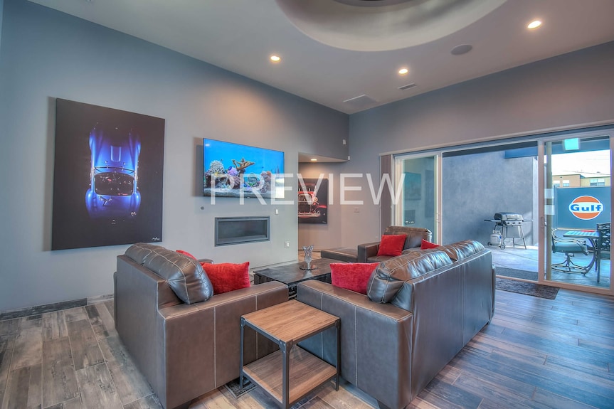 Modern Gasoline Alley W/hot Tub & 3 King Beds - Albuquerque