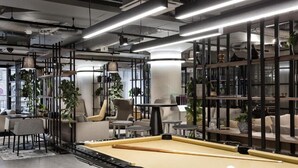 Uma área de piscina interna moderna, com mesa de bilhar, assentos e plantas.