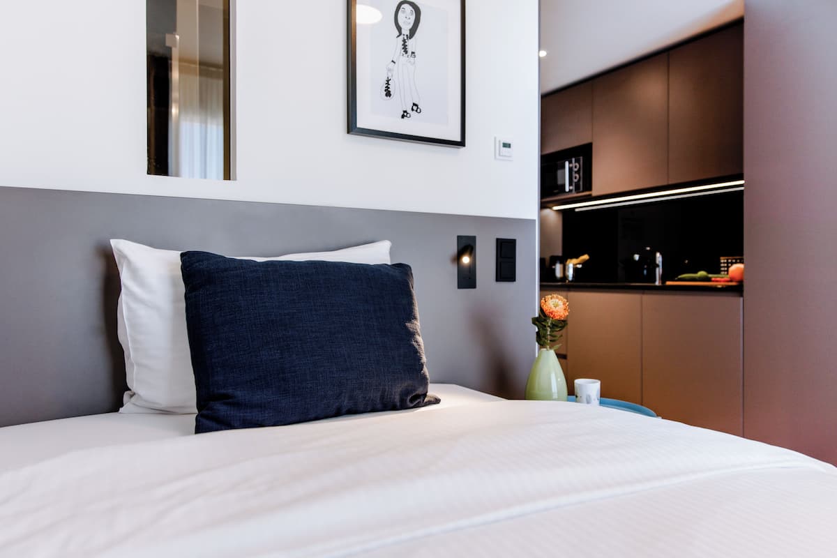 Cofre com capacidade para portátil, secretária