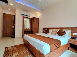 Quarto Deluxe | Secretária, quartos insonorizados, ferro/tábua de engomar