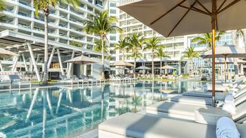 7 piscinas externas, guarda-sóis, espreguiçadeiras