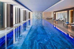 Piscina interior, espreguiçadeiras 