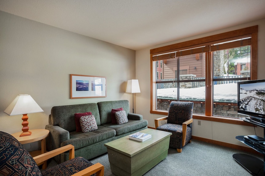 Spacious Corner Village Condo 2bd/2ba #2202 W/ Ski-back Trail Close To Gondola - Mammoth Mountain, CA