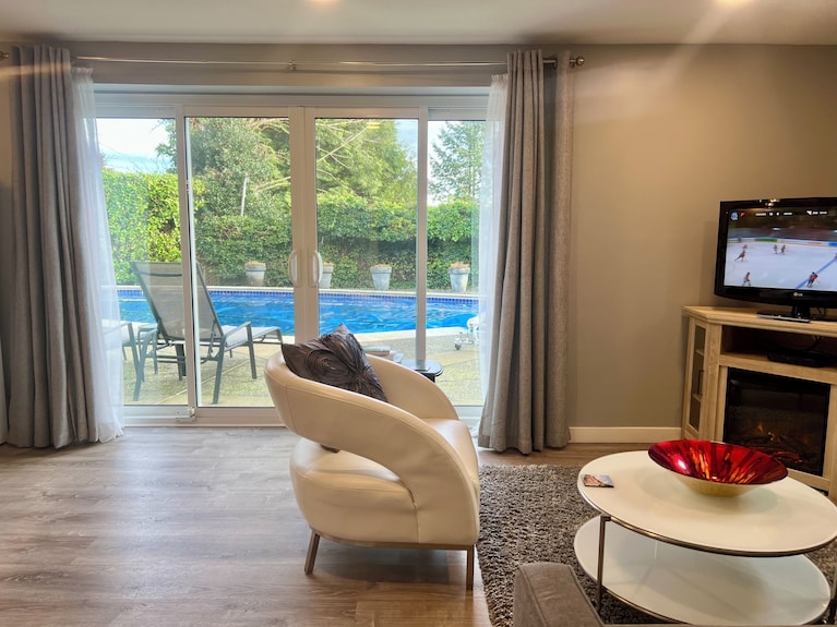 Starlight Poolside ~ 1 Bedroom Suite - Port Moody