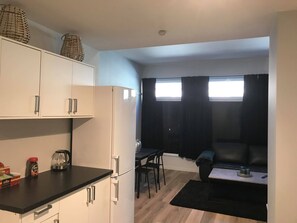 Apartamento | Cozinha privada | Uma chaleira elétrica, utensílios de cozinha