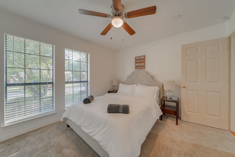 5bd/3ba Bright & Cheerful + Backyard Pool Retreat - Richardson