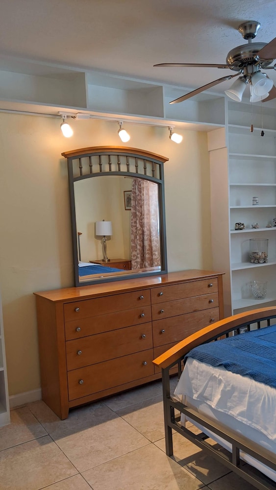 Cozy And Convenient Duplex In West Palm Beach - West Palm Beach, FL