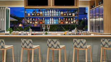 2 bares/lounges, bar ao lado da piscina