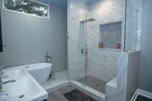 Casa (3 Bedrooms) | Casa de banho | Um polibã e uma banheira separados, um chuveiro fixo 