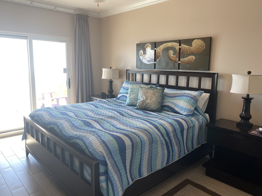 Beautiful Beachfront Condo Within Walking Distance To The Popular Attractions - Gulf Shores, AL