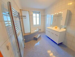 Apartamento Comfort, 3 quartos, não fumadores | Casa de banho | Um polibã, um secador de cabelo, toalhas fornecidas, sabão 