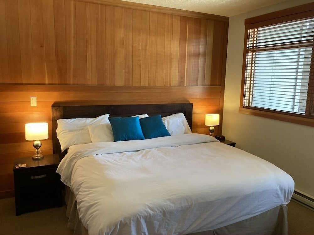 Spacious Ski In / Ski Out Condo At The Base Of Red Mountain! - Rossland