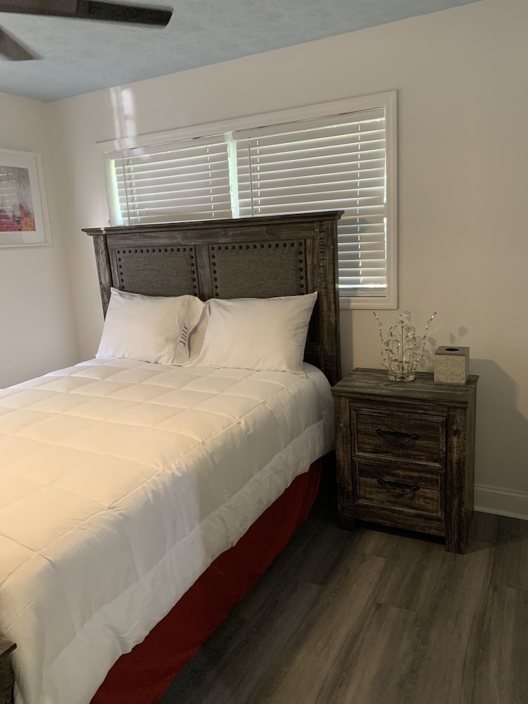 Sunshine City Home - Jacksonville, FL