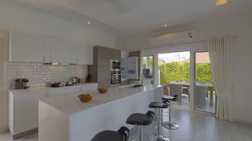 Vila família | Cozinha privada | Geladeira grande, micro-ondas, fogão, cooktop
