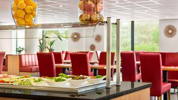 Pequeno-almoço tipo buffet diário (18 EUR por pessoa)