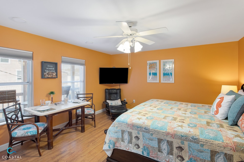 Beachy Isle Of Palms Studio Condo Only 1 Block From Beach. King Bed!! - Isle of Palms, SC