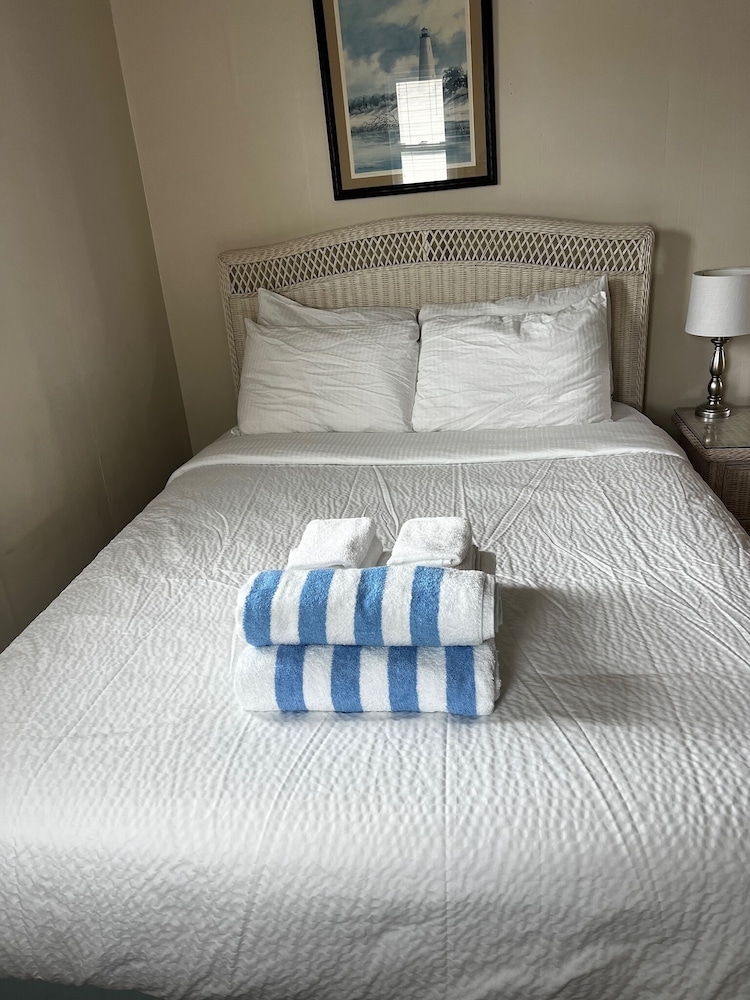 Dog Friendly! Non-smoking. Cottage W/dock And Deep Water Access On Natural Canal - Sunset Beach, NC