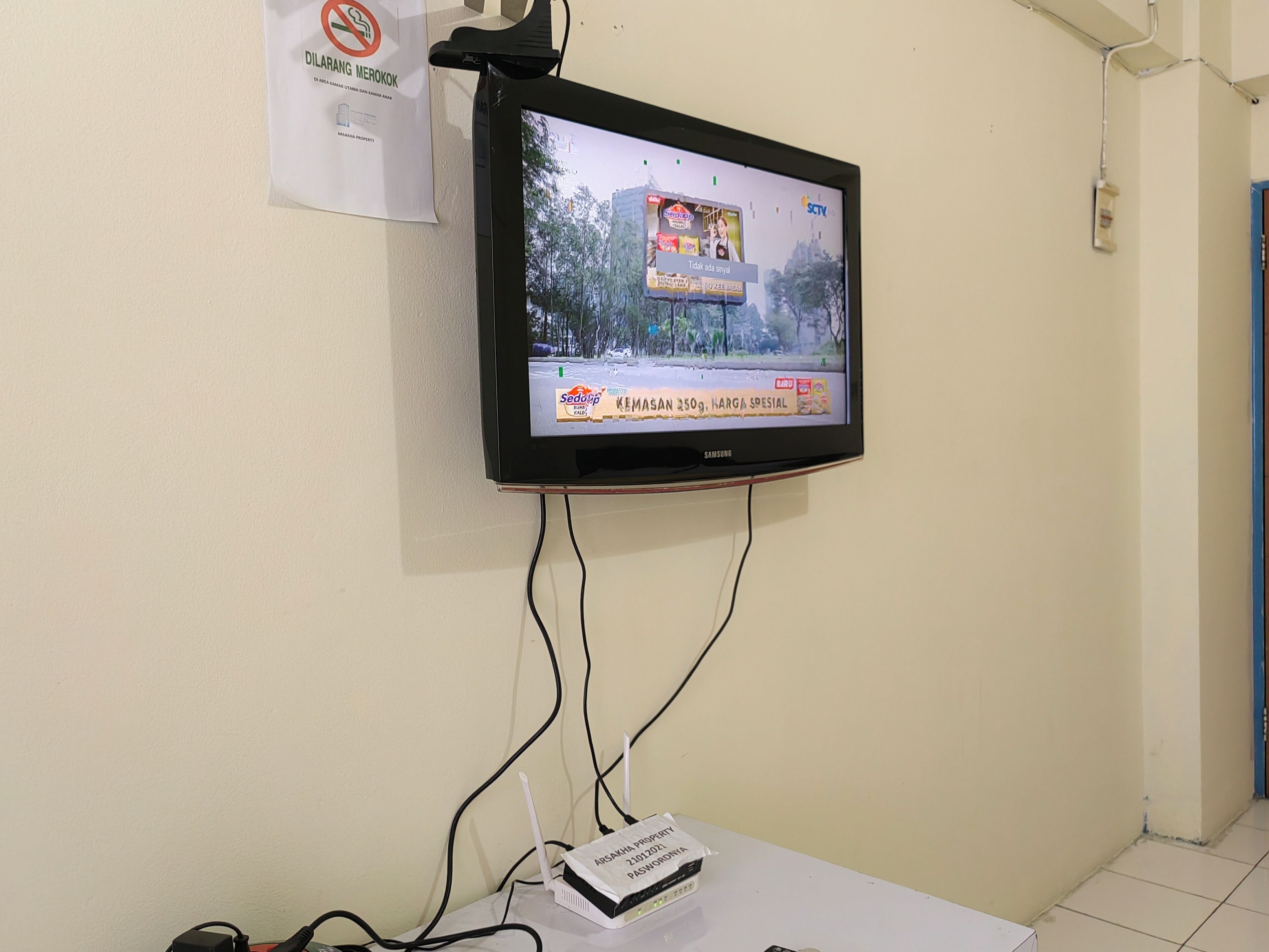 Uma TV Samsung fixada na parede exibindo um anúncio.
