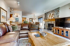 Condo, 3 quartos | Sala de estar